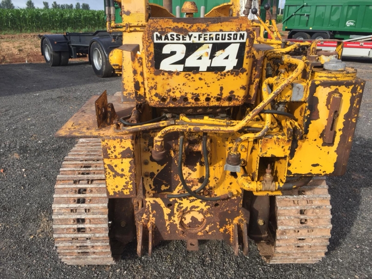 Parris Tractors Ltd - new and used tractors, combines, harvesters and ...